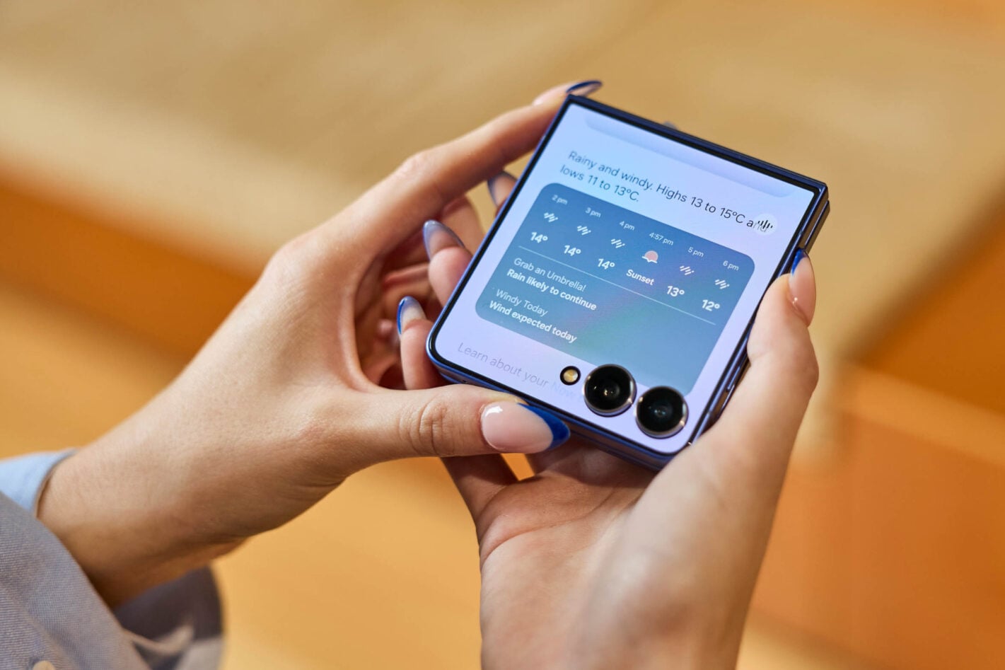 Hands-on with the Samsung Galaxy Z Flip 7 big outer screen